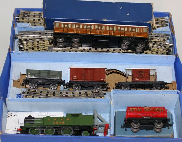Bonhams : Hornby Dublo EDG7 Tank Goods Set LNER qty