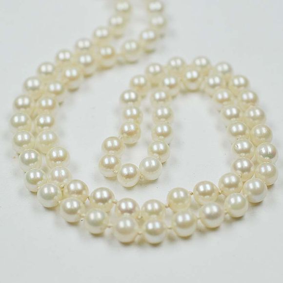 Bonhams : A long strand of uniform cultured pearls,