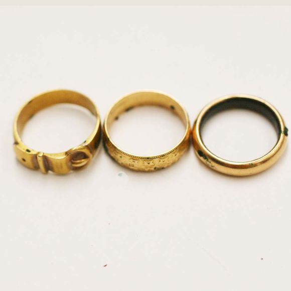 Bonhams : Three gold rings,