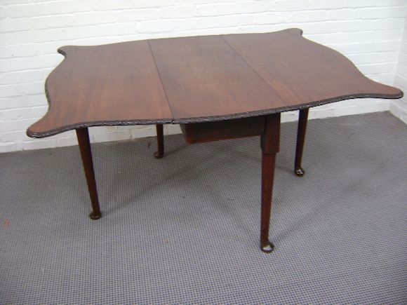 Bonhams : An antique mahogany drop flap dining table