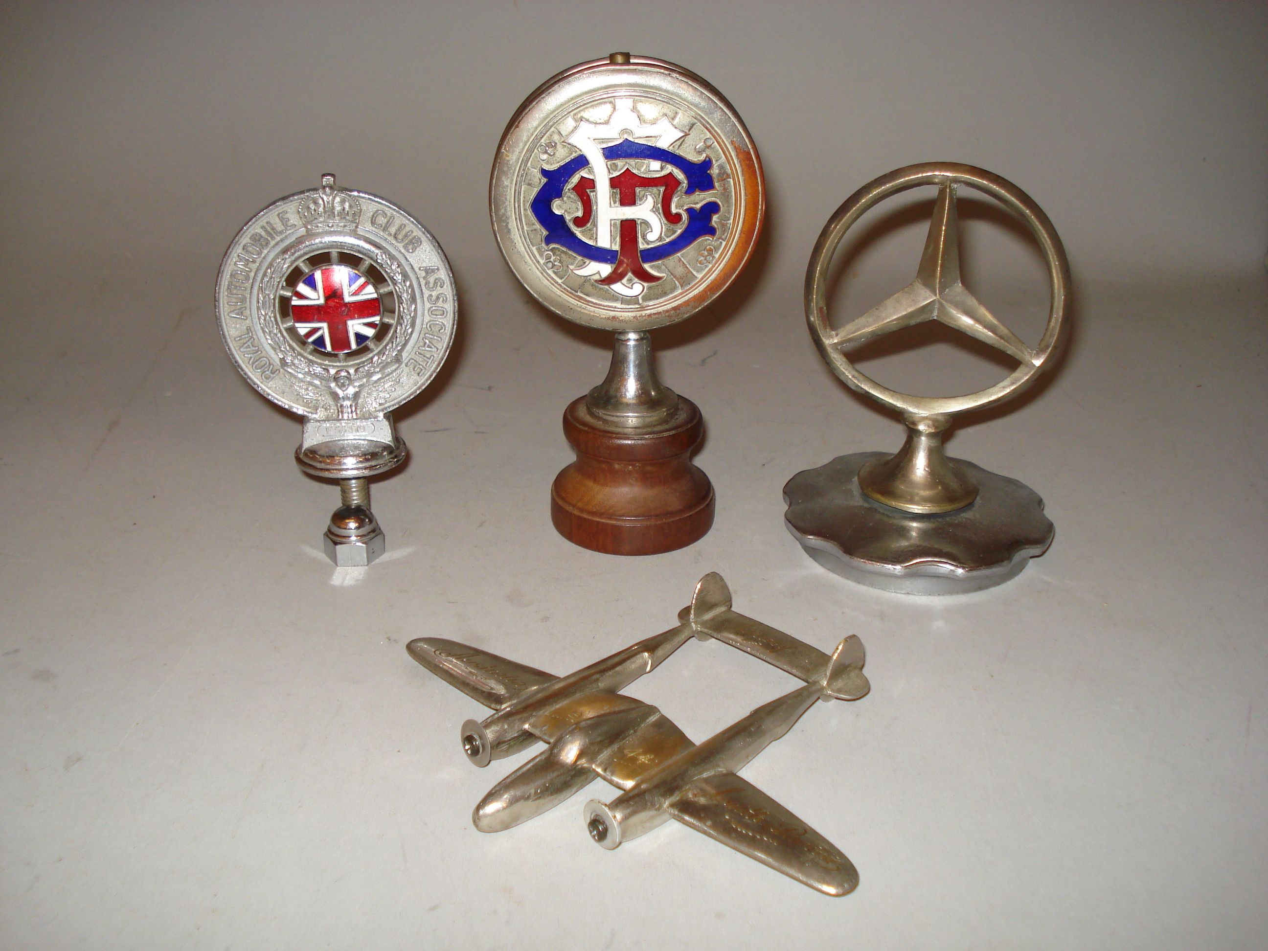 Bonhams Cars : A lot of four mascots and badges,