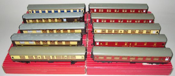 Bonhams : Hornby Dublo 10 red boxed coaches