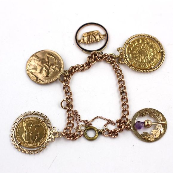 Bonhams : A small charm bracelet