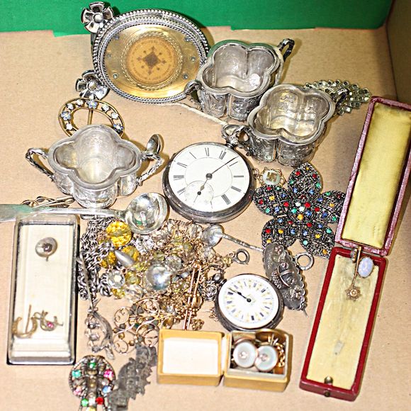 Bonhams : A collection of jewellery and silver items