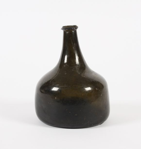Bonhams : A mallet-shaped wine bottle Early 18th Century.