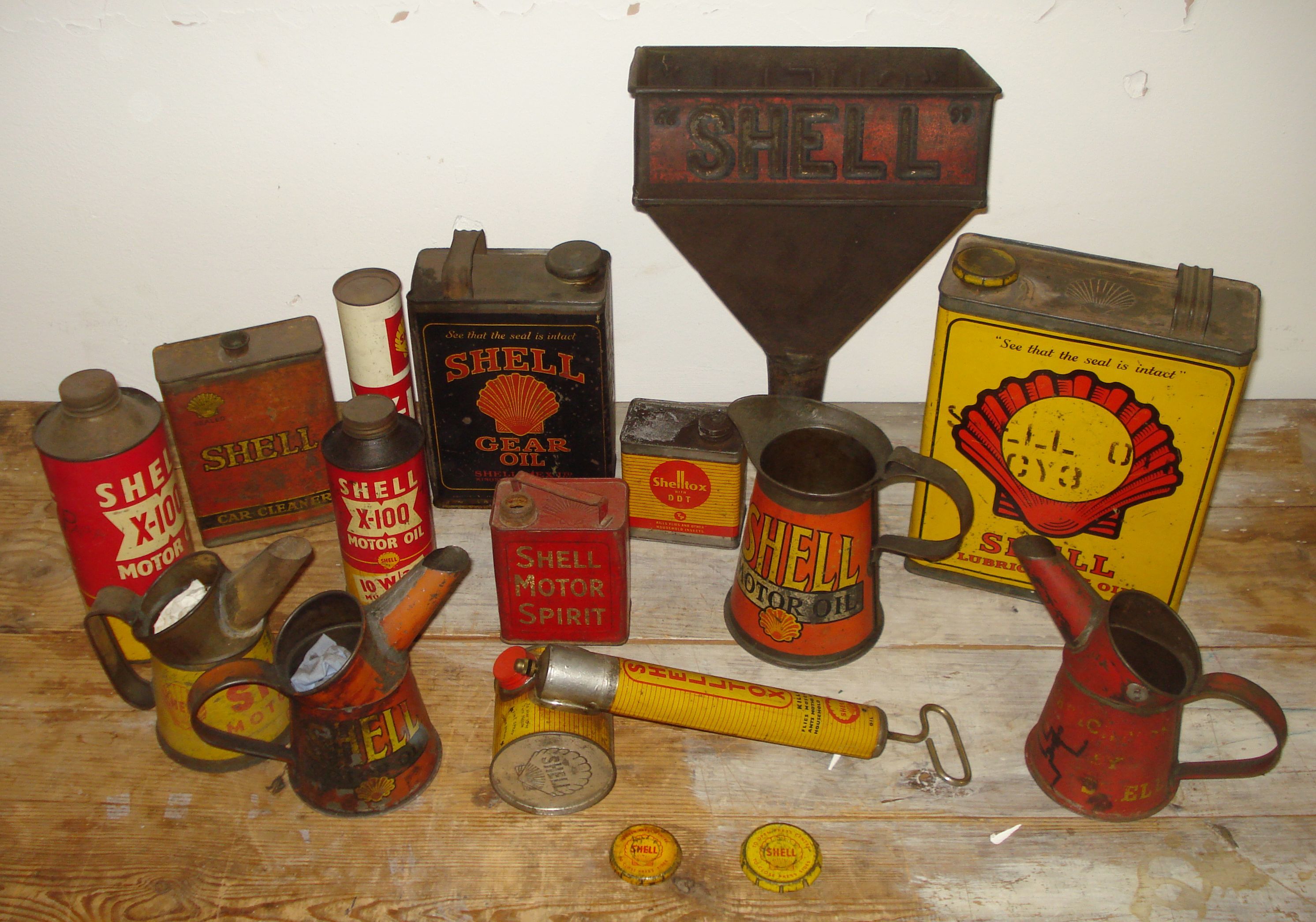 Bonhams Cars : Assorted Shell oil cans, tins and pourers,