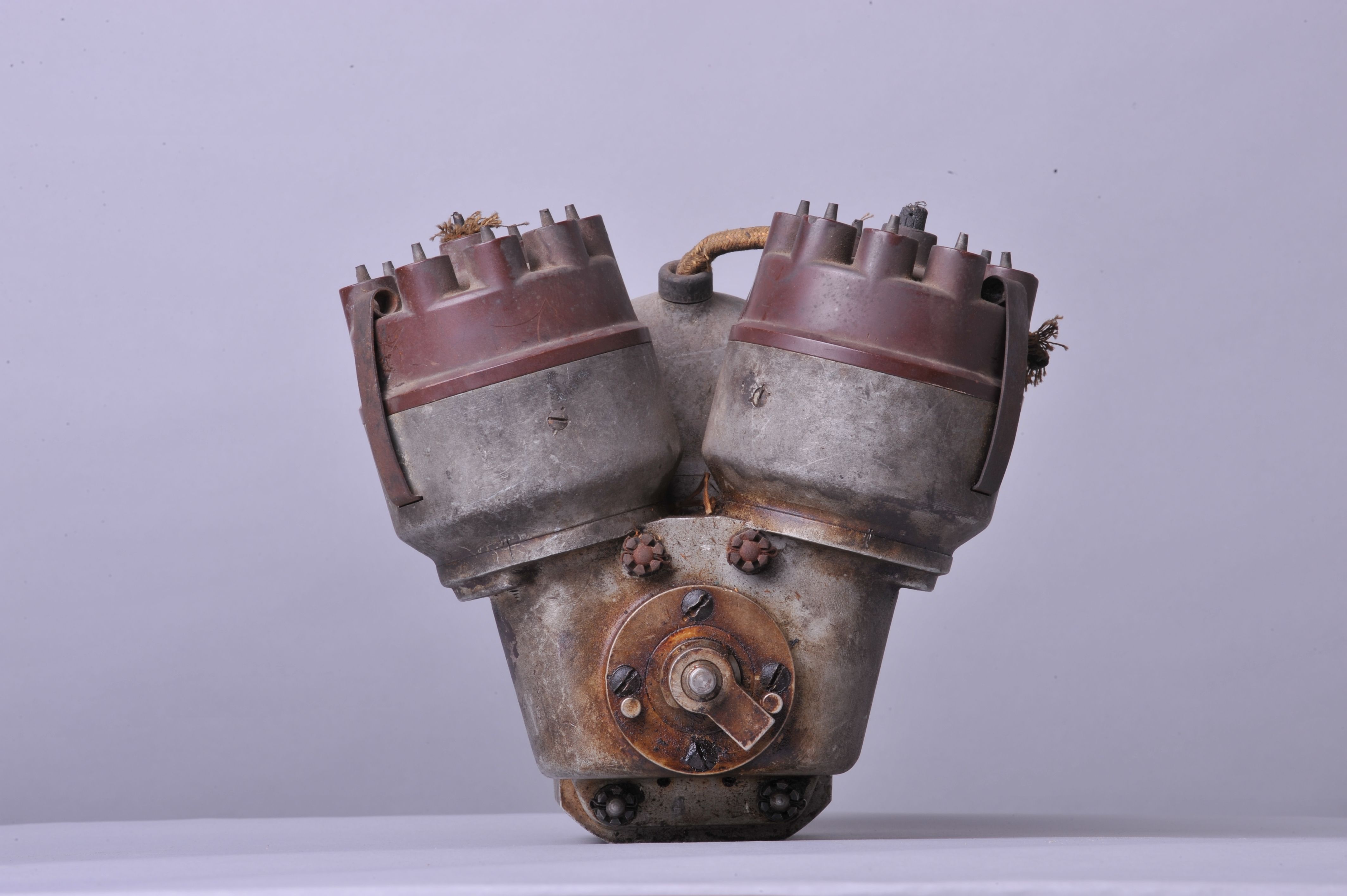 Bonhams Cars : Magnéto Bosch GE8ARS9,