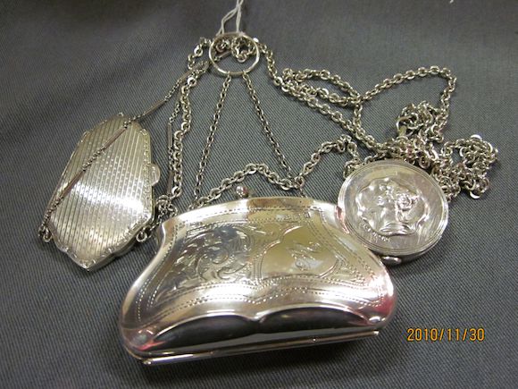 Bonhams : A shaped evening purse, Birmingham 1917, (3)
