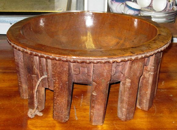 Bonhams : A kava bowl, Samoa, 29cm diam.