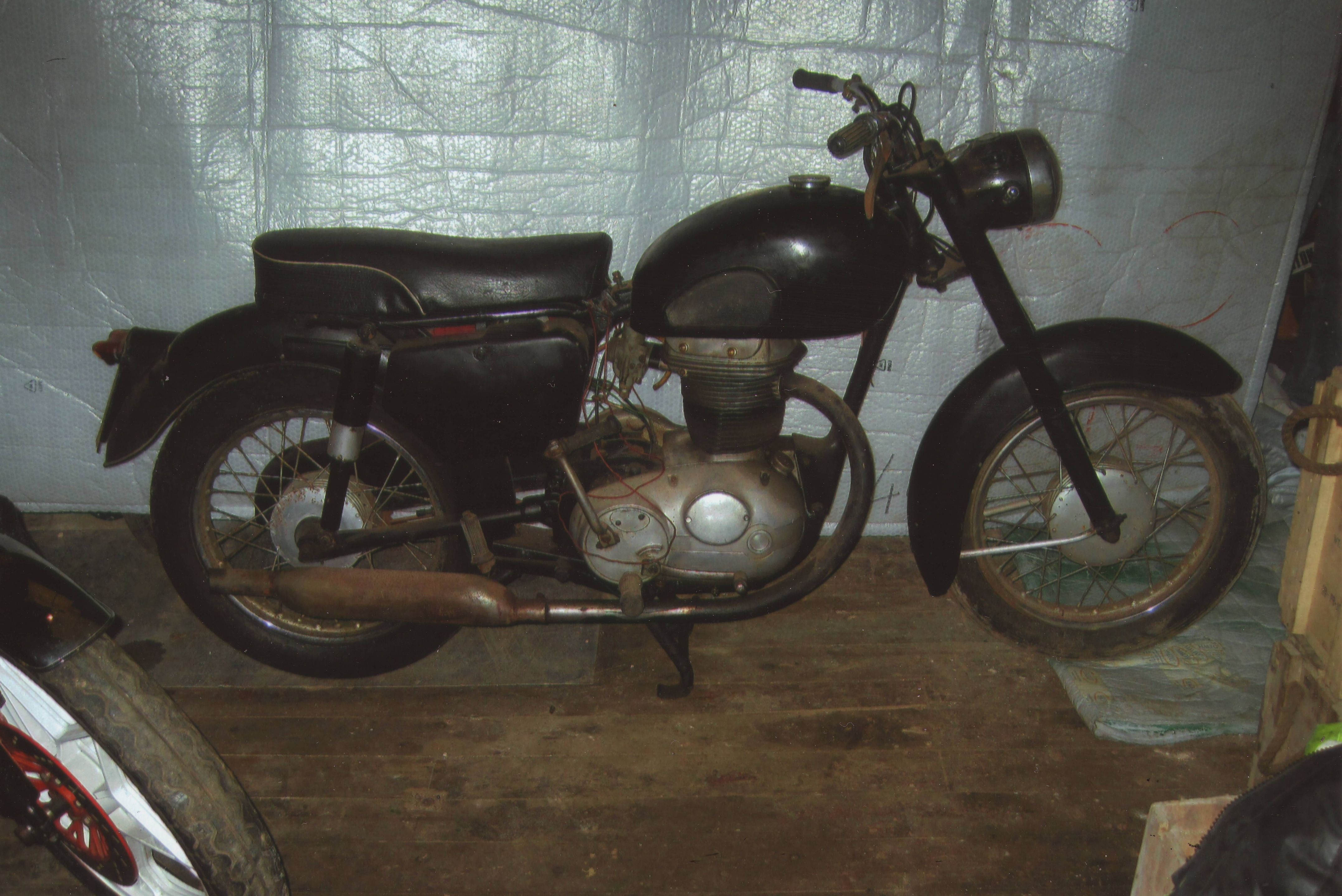 Bonhams Cars : c.1963 Matchless 250cc Model G2 Frame no. 6477 Engine no ...