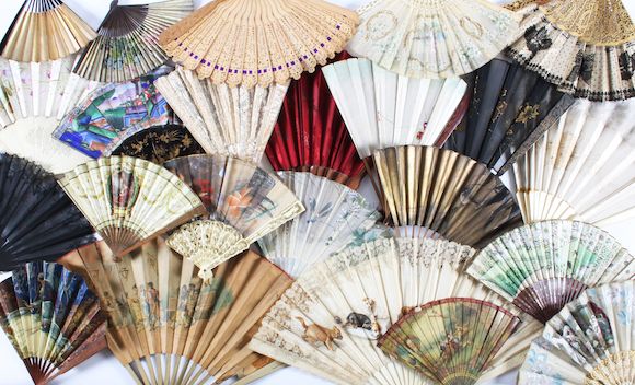 Bonhams : A large group of mixed fans