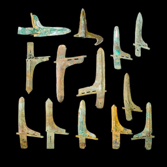 Bonhams : Thirteen bronze dagger axes Western Zhou dynasty