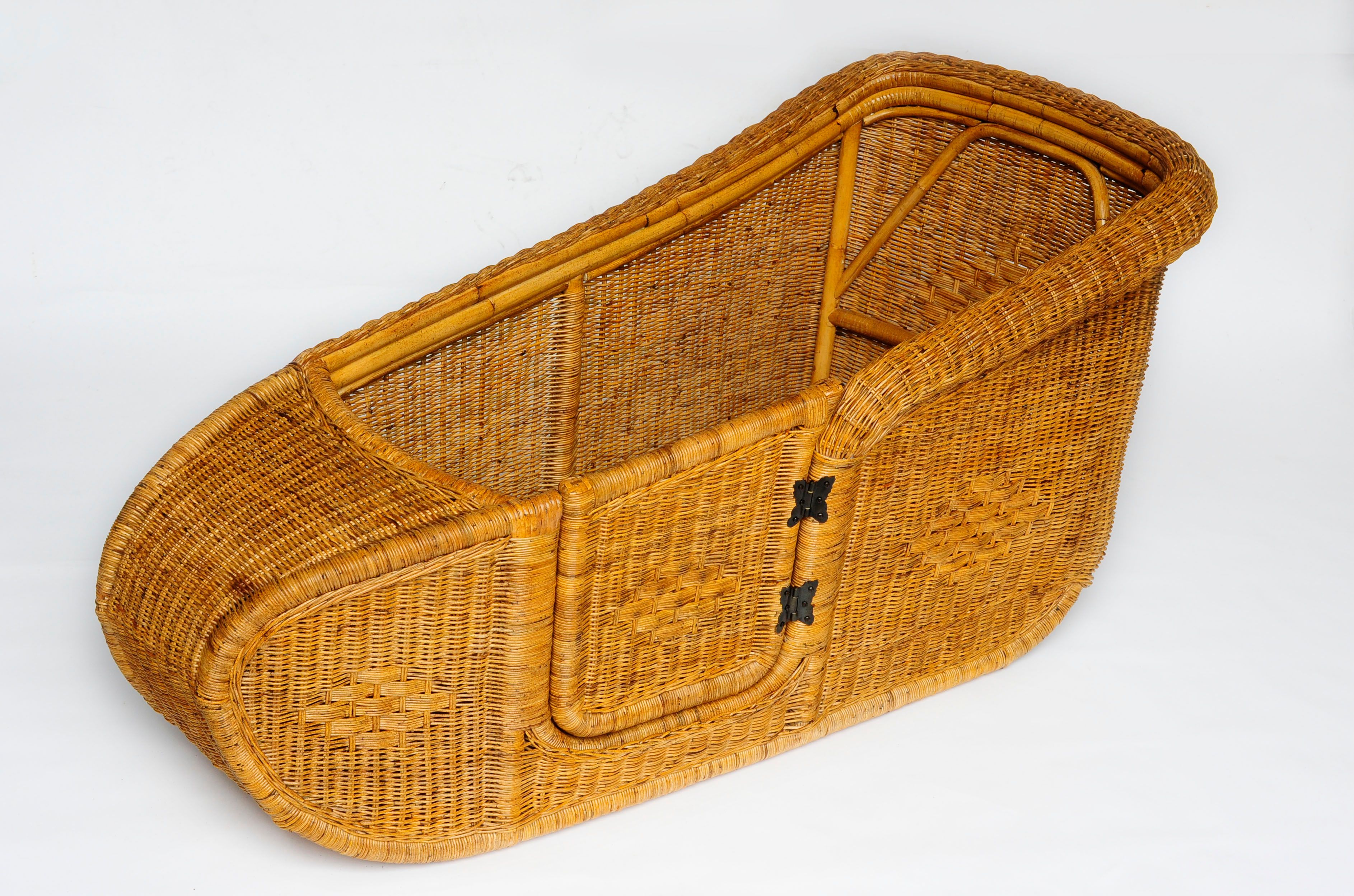 Bonhams Cars : Wicker side-car basket