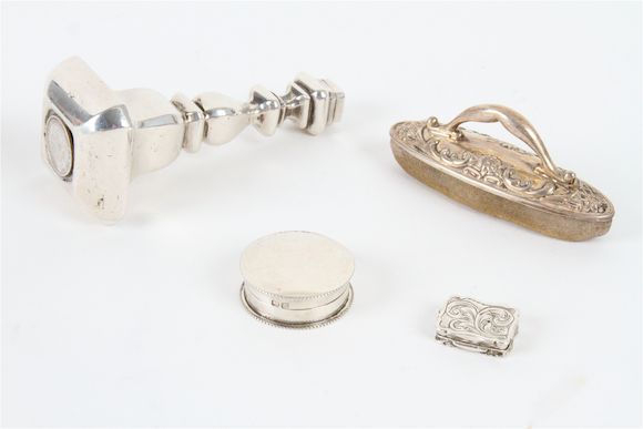 Bonhams : An early 19th century miniature silver vinaigrette Maker A.T ...