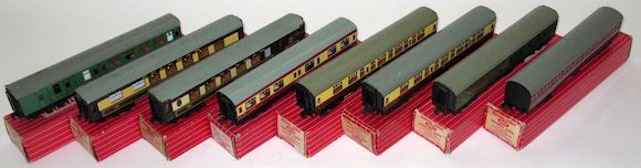 Bonhams : Hornby Dublo red box coaches