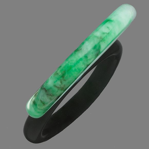 Bonhams : A jade hololith bangle