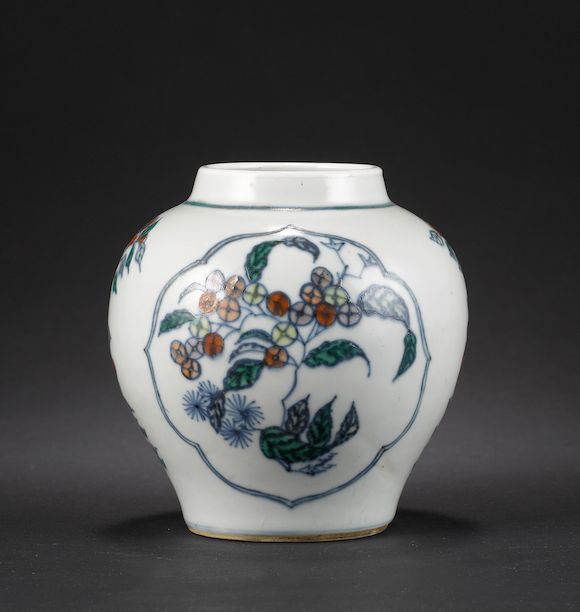 Bonhams : A doucai-style oviform vase Six-character Chenghua mark