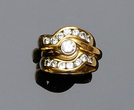 Bonhams : Three interlocking diamond rings
