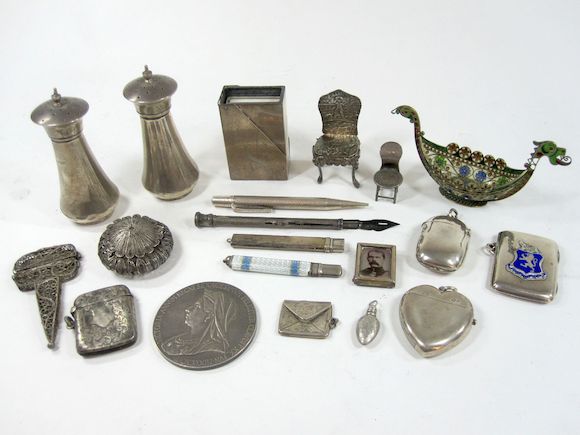 Bonhams : A collection of small silver items