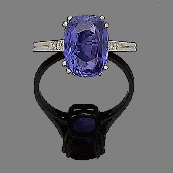 Bonhams : A colour-change sapphire and diamond ring
