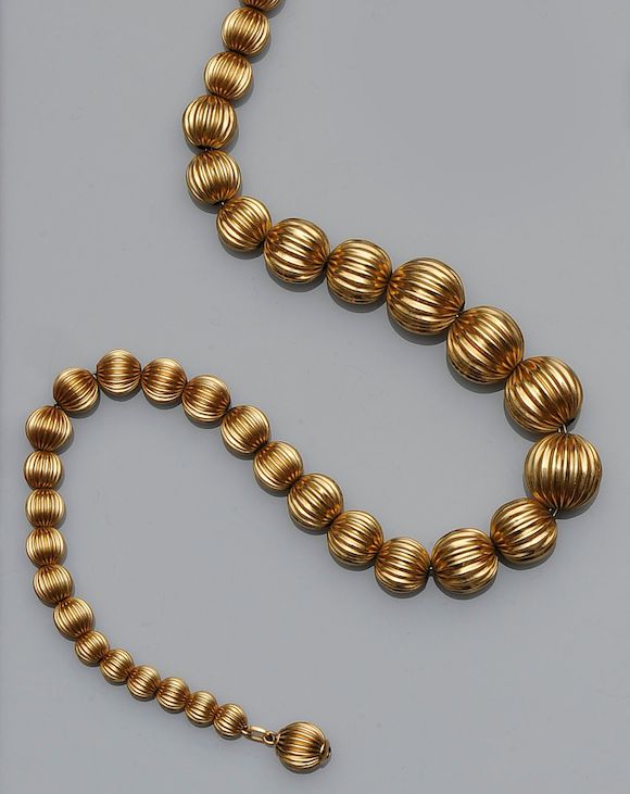 Bonhams : A graduated reeded bead necklace