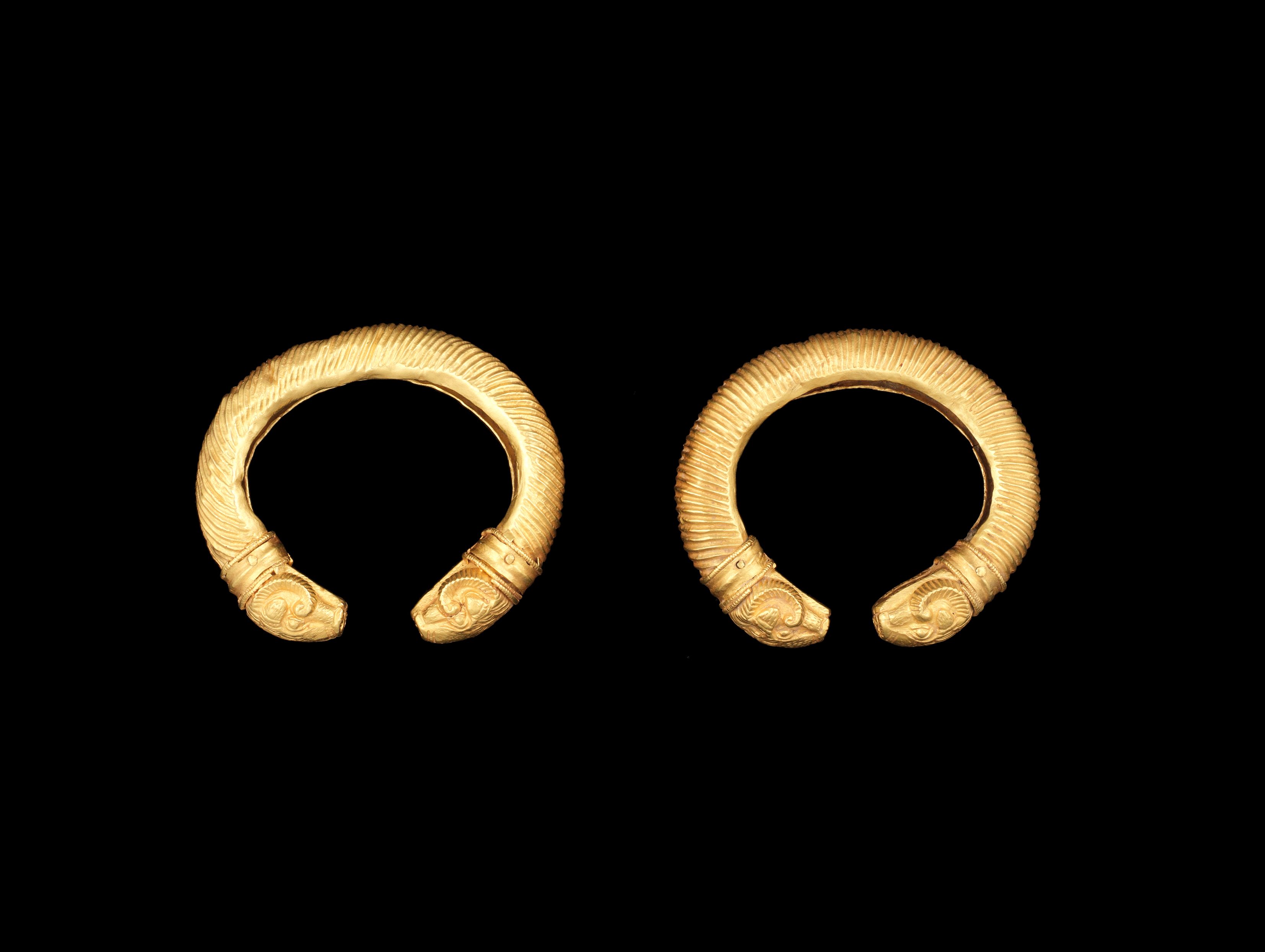 Bonhams : A pair of Achaemenid gold ram-headed bracelets 2