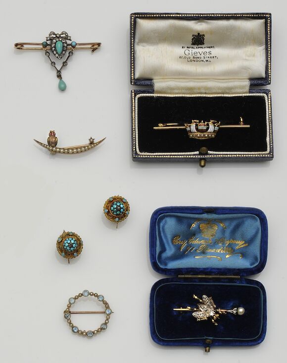 Bonhams : A collection of Victorian and later brooches (9)