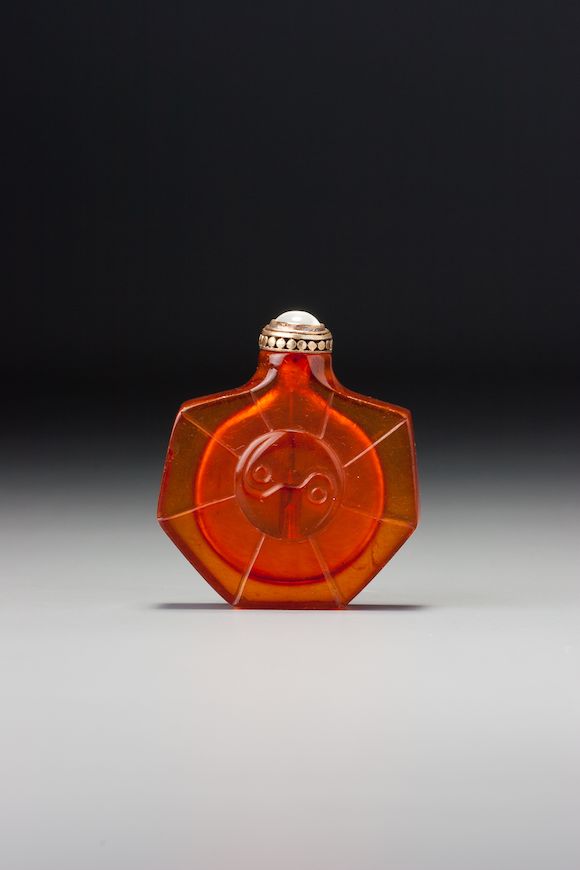 Bonhams : An amber 'yin-yang' snuff bottle 1720–1840