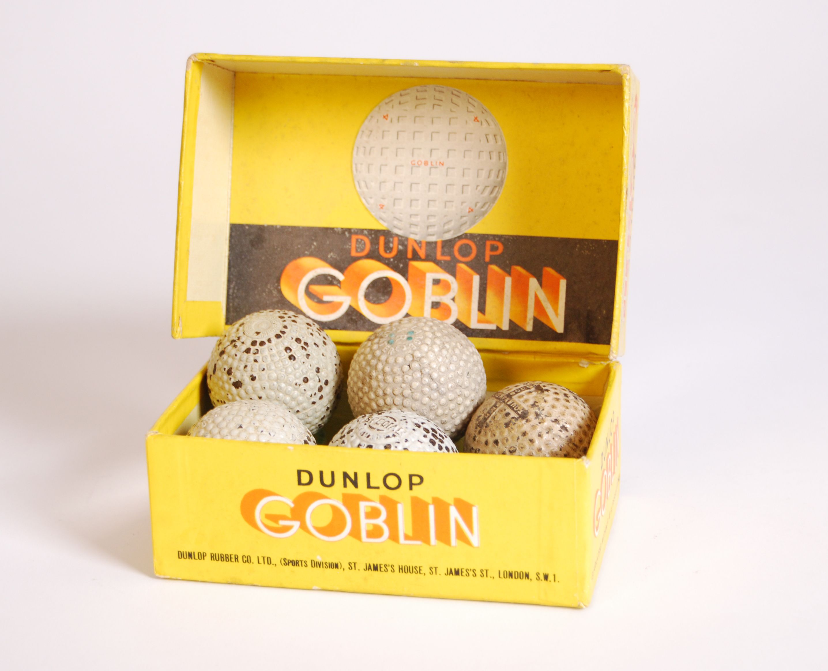 Bonhams : A grouping of five bramble patterned golf balls circa early 1900s