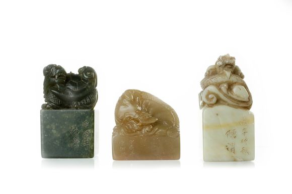 Bonhams : A set of three hardstone seals Late 19th/ 20th century
