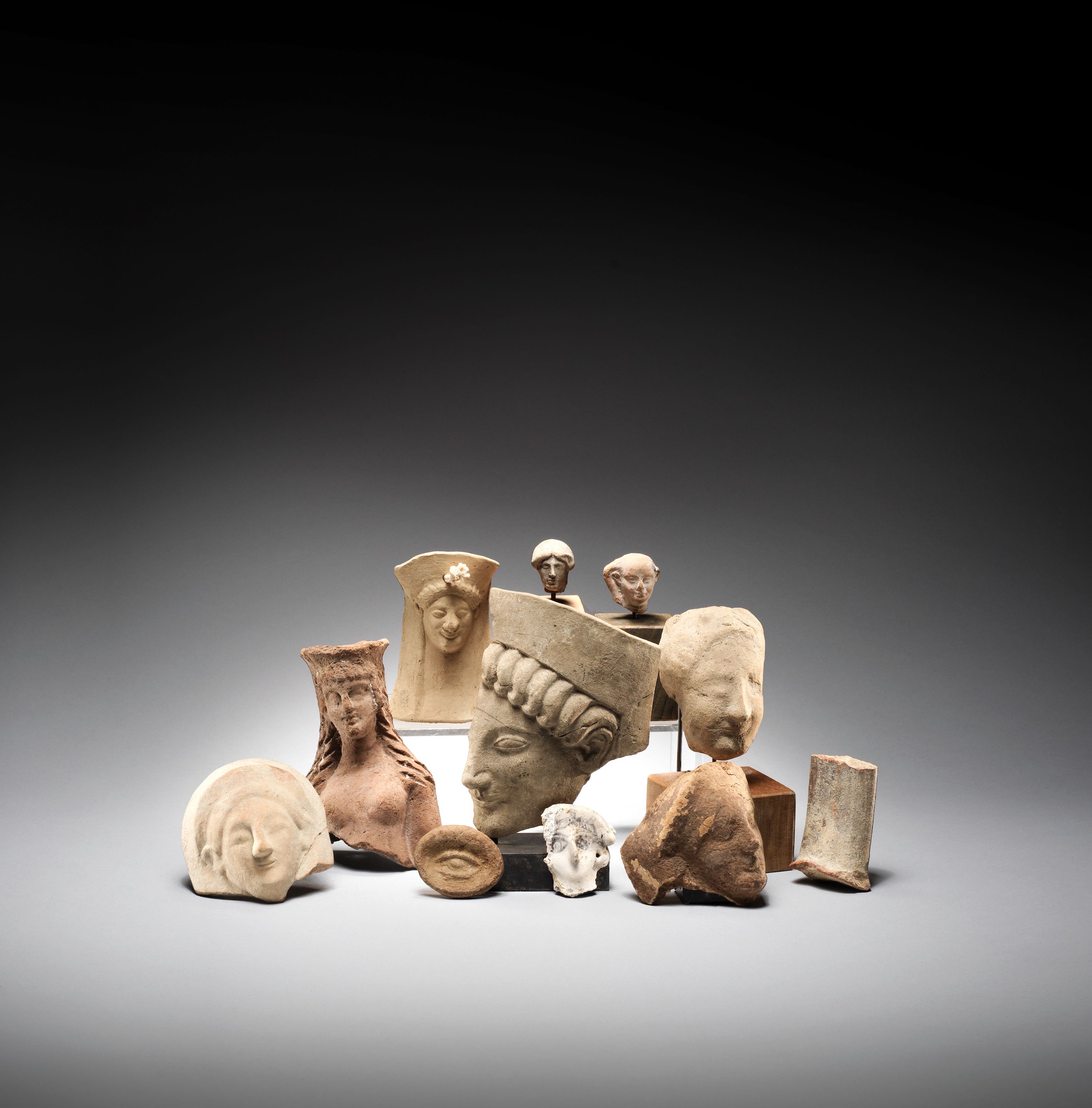 Bonhams : Six Greek terracottas and five ancient terracotta fragments, 11