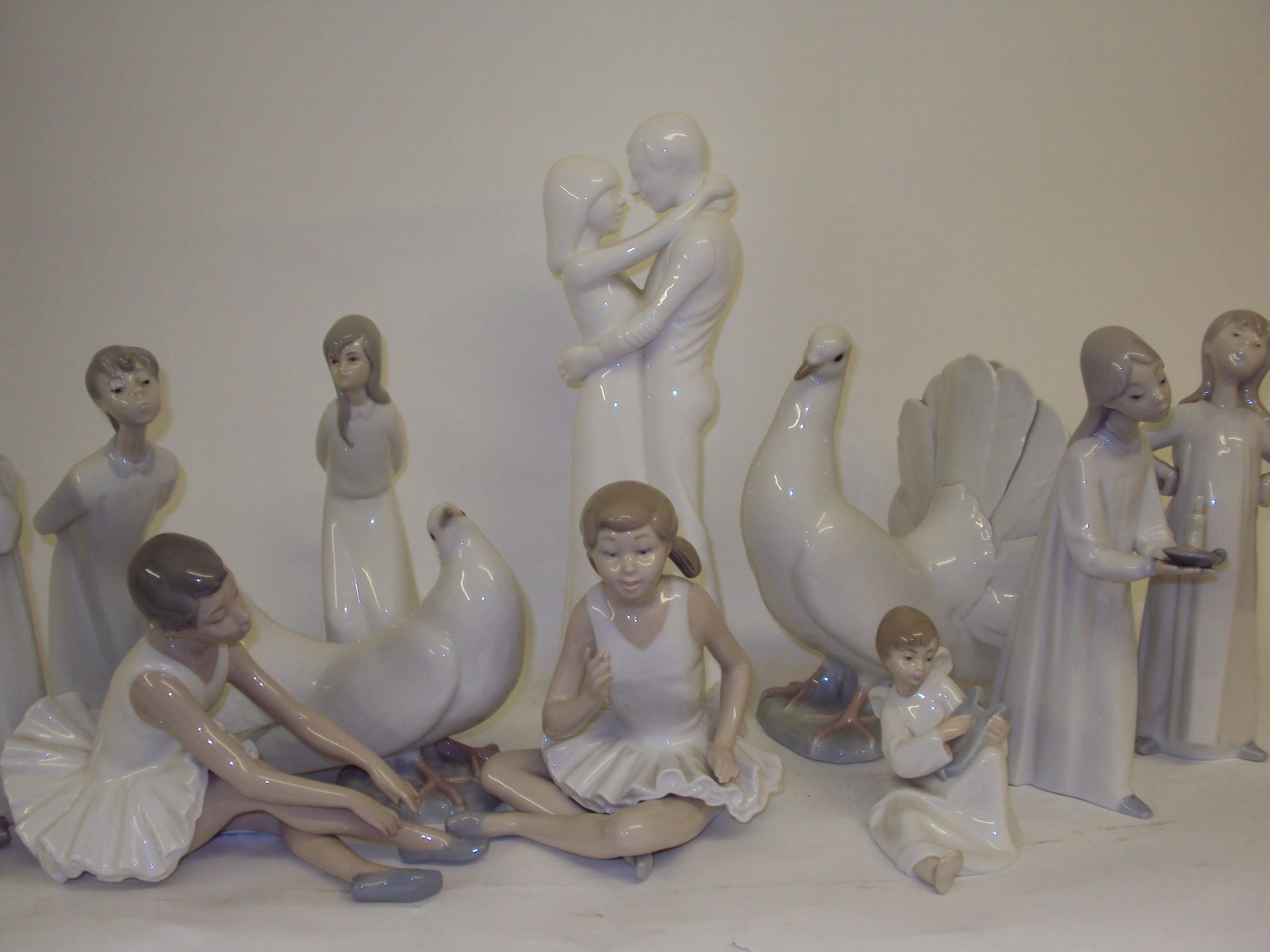 Bonhams : A collection of Lladro and Nao figurines