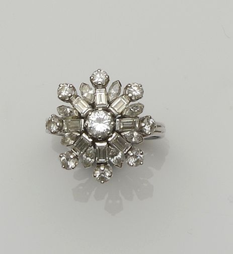 Bonhams : A diamond snowflake cluster ring