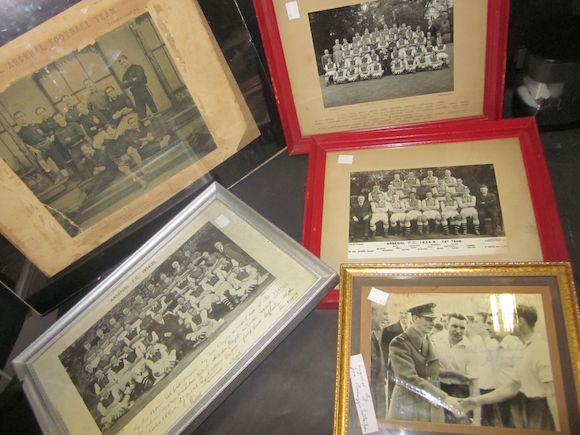 Bonhams : 1890 onwards Arsenal team/individual pictures