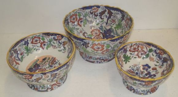 Bonhams : A graduated set of three Amherst Japan pattern bowls, Bisto ...