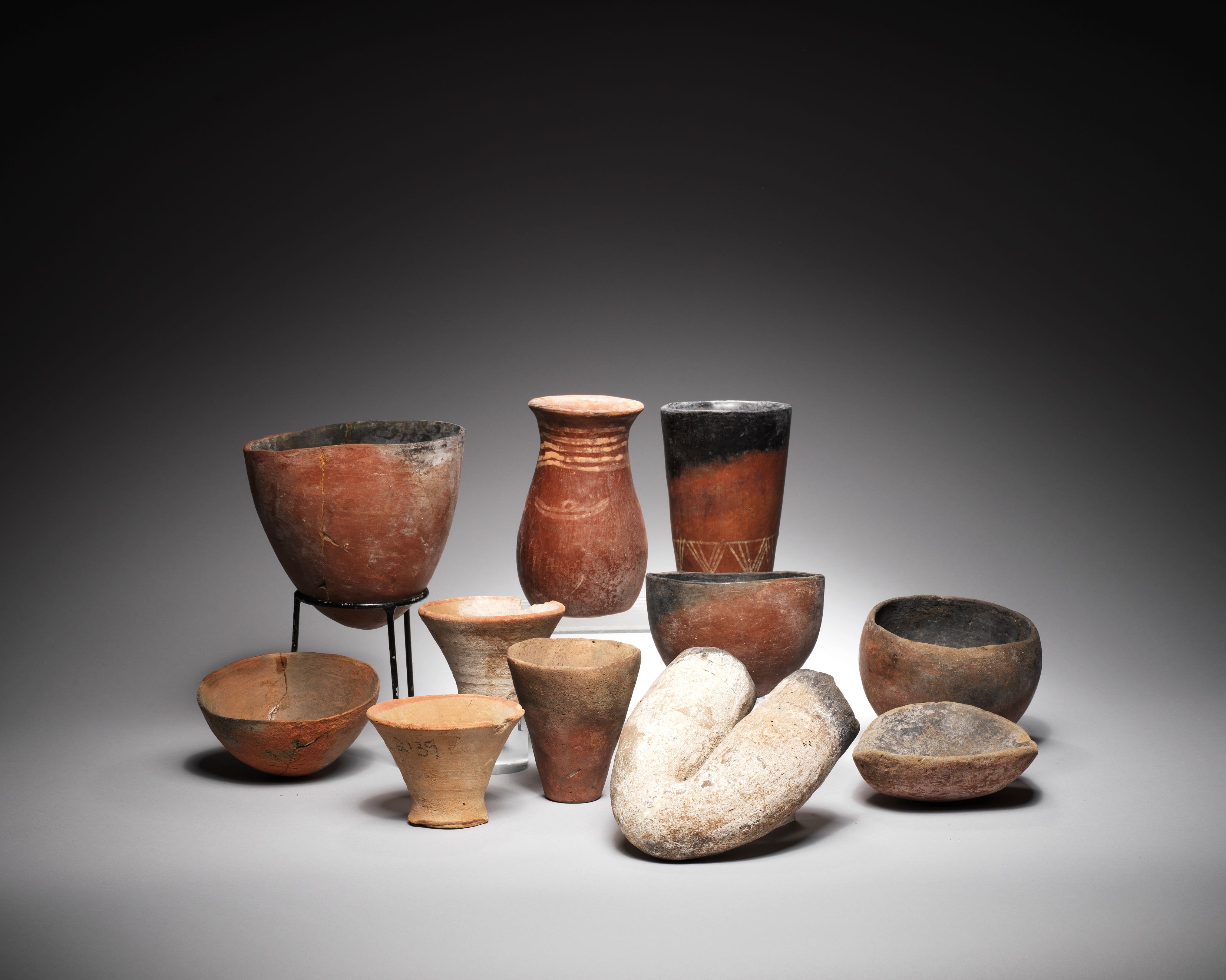 Bonhams : Eleven Egyptian Predynastic pottery vessels 11