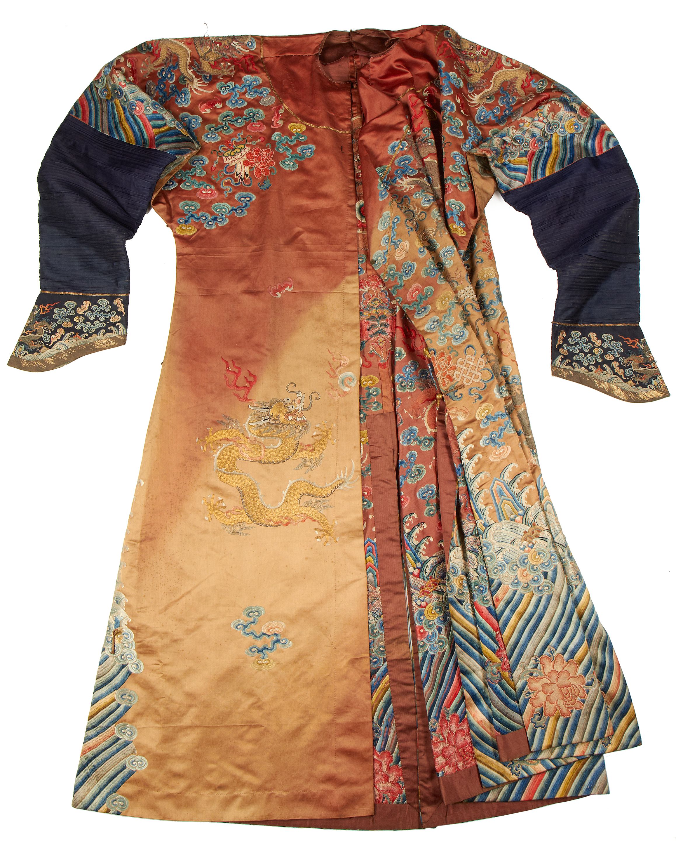 Bonhams : A silk 'dragon' robe Qing Dynasty
