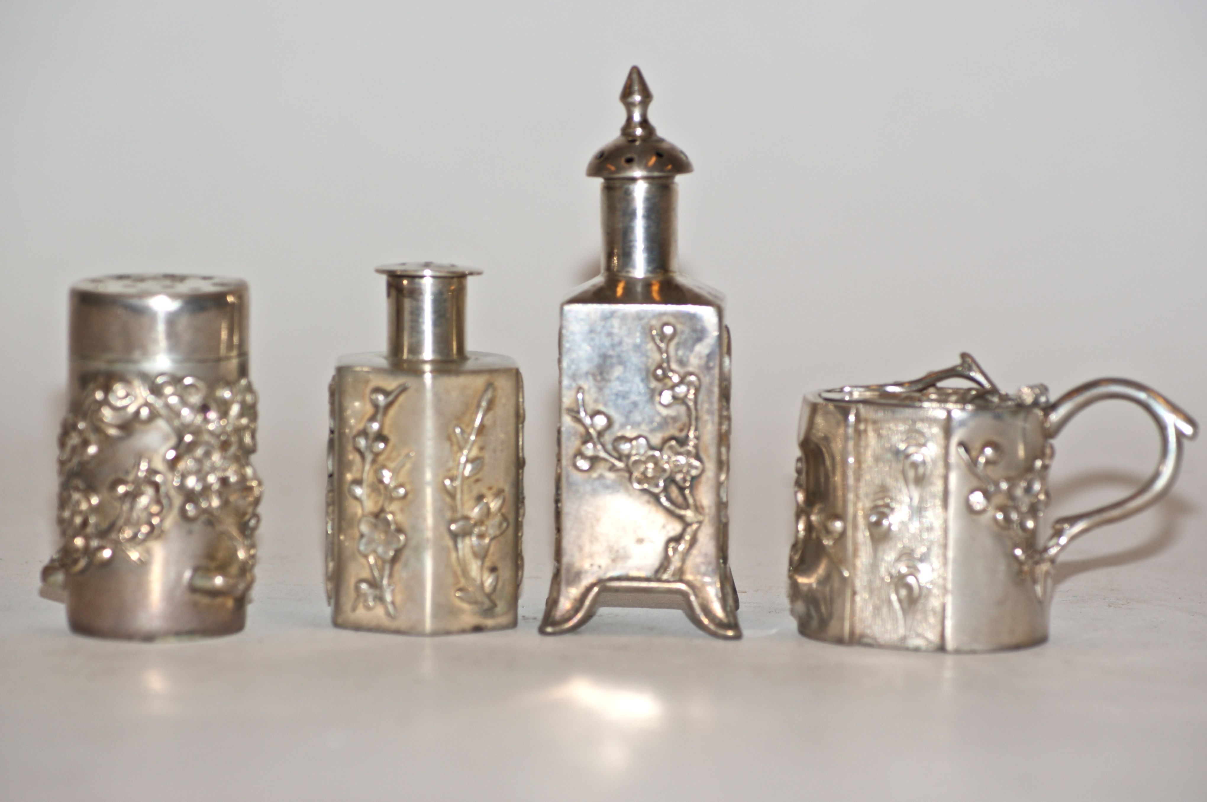 Bonhams : A pair of Chinese export silver peppers, by Wang Hing & Co