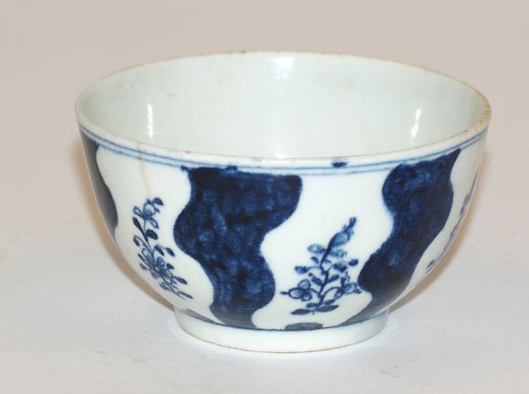 Bonhams : A Lowestoft porcelain tea bowl circa 1785
