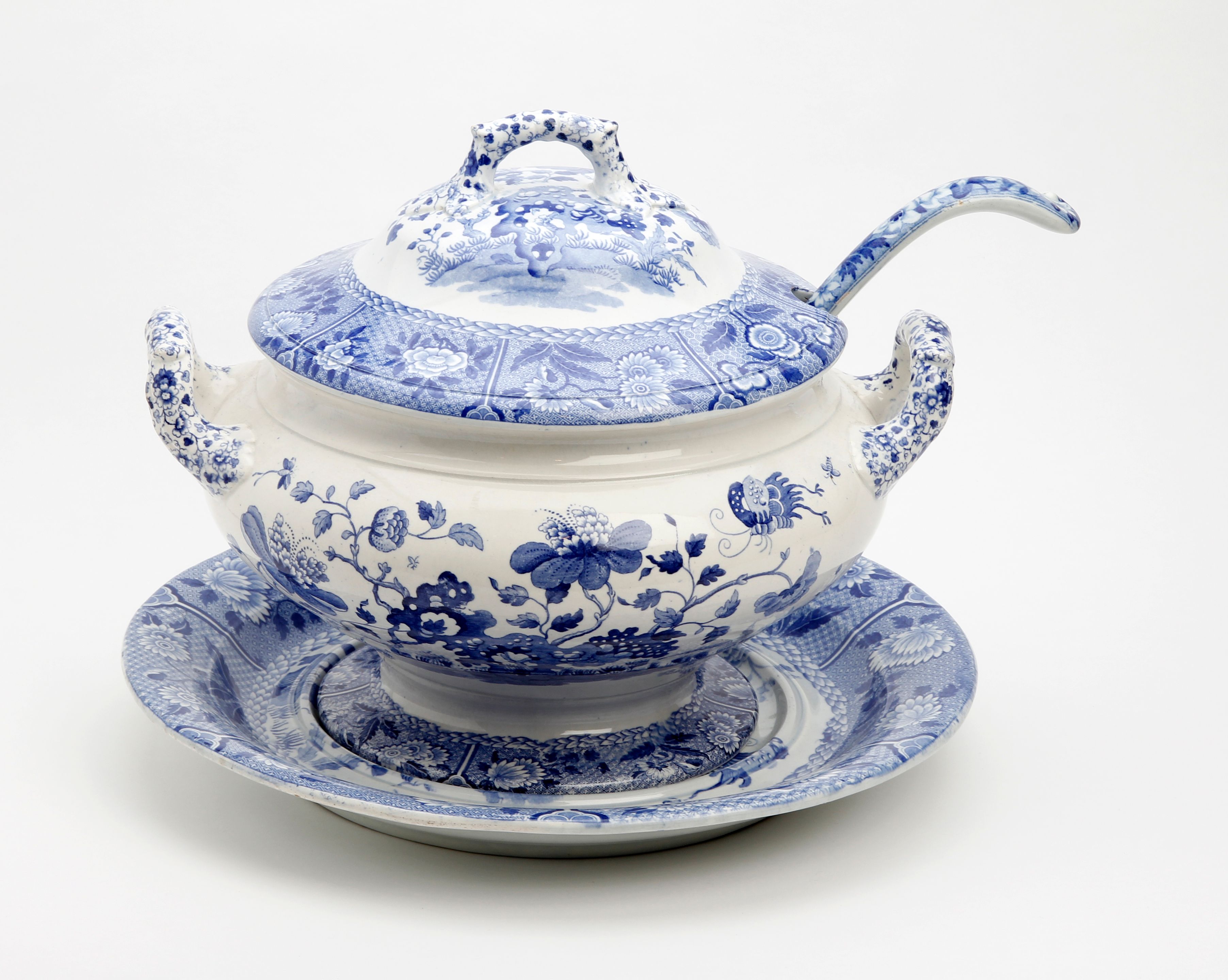 Bonhams : A Spode 'India' pattern soup tureen, cover and stand, and a ...