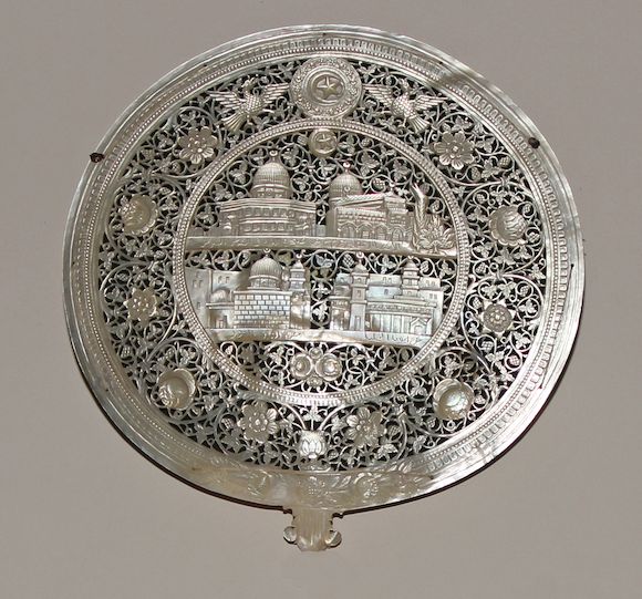Bonhams : A pair of engraved Pearl Oyster shell, Pinctada margaritifera. 2