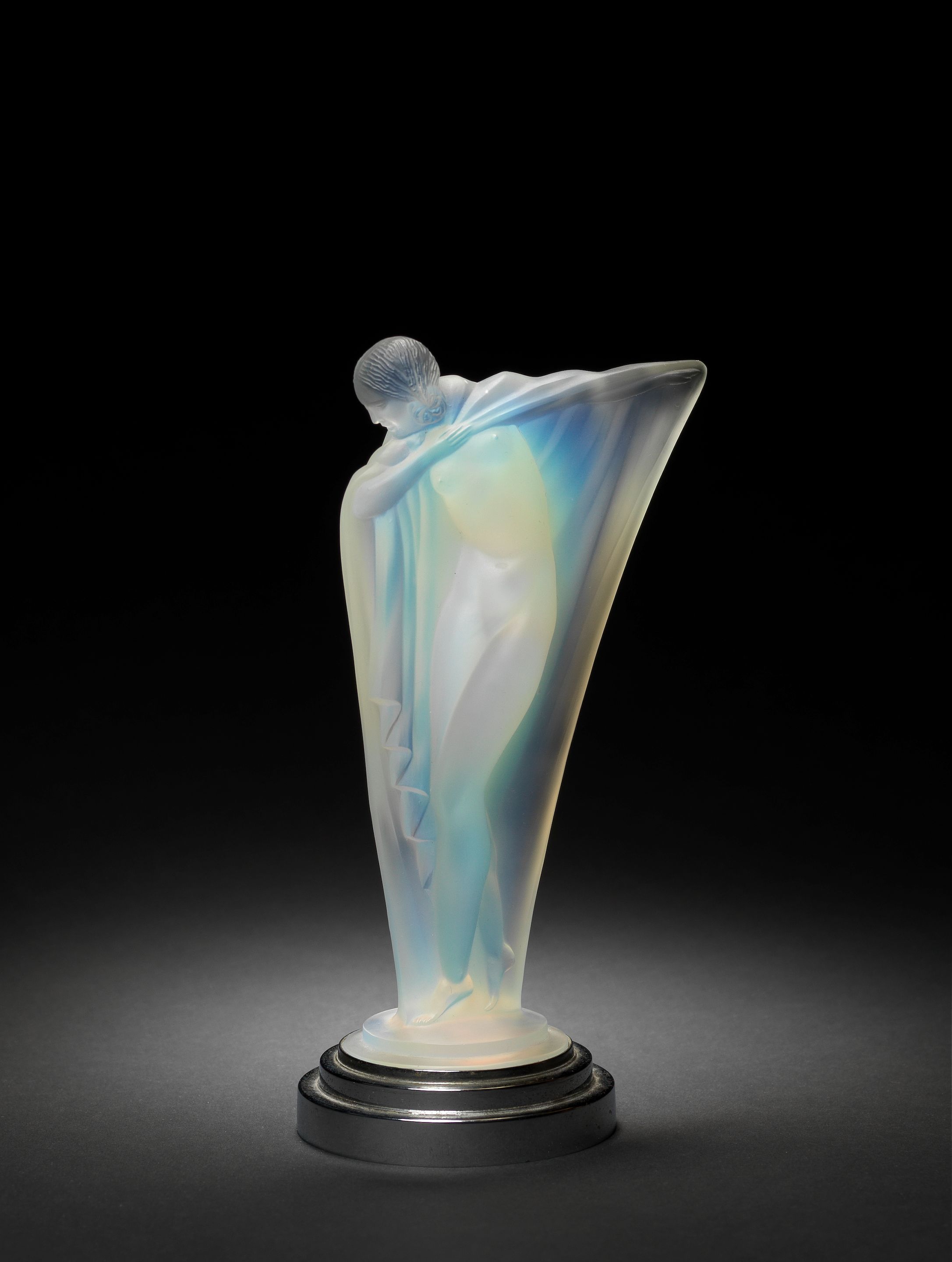 Bonhams Cars : Belle mascotte en verre Art déco « Nu drapé » par Lucile ...