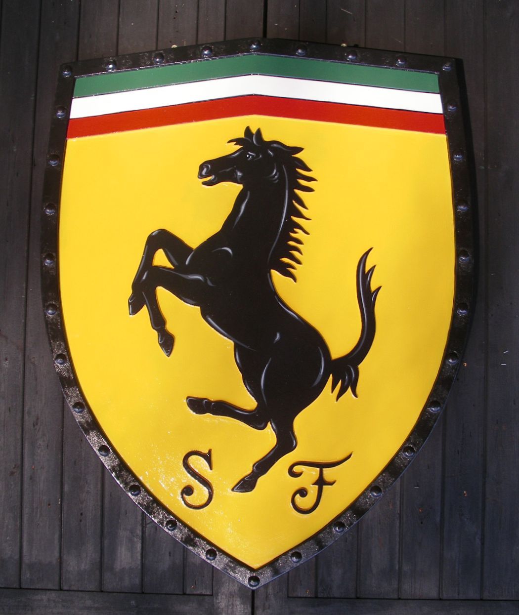 Bonhams Cars : Ecusson décoratif de garage Ferrari peint à la main,