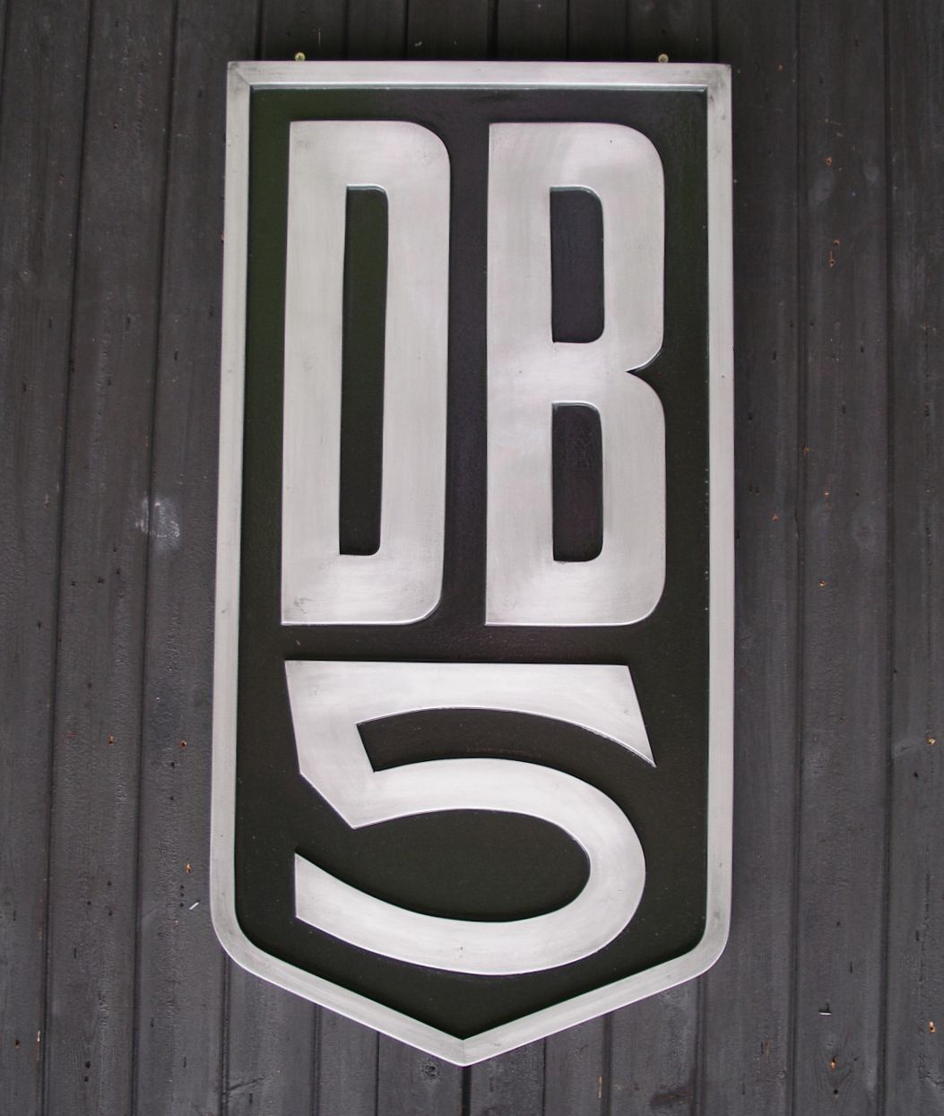 Bonhams Cars : Emblème décoratif de garage Aston Martin DB5,