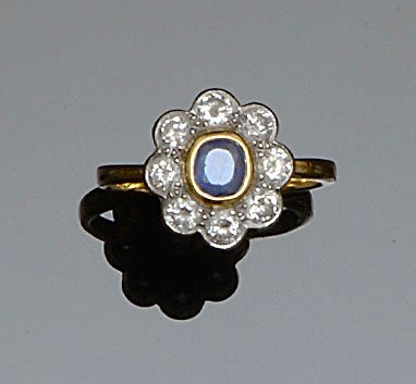 Bonhams : A sapphire and diamond cluster ring