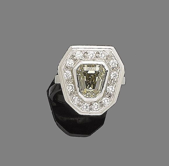 Bonhams : A fancy coloured diamond dress ring
