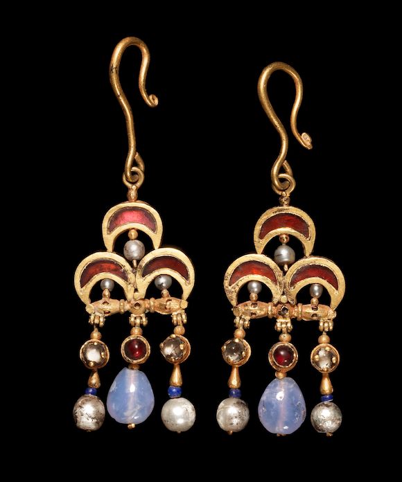 Bonhams : A pair of Byzantine gold, garnet, pearl, and sapphire earrings 2