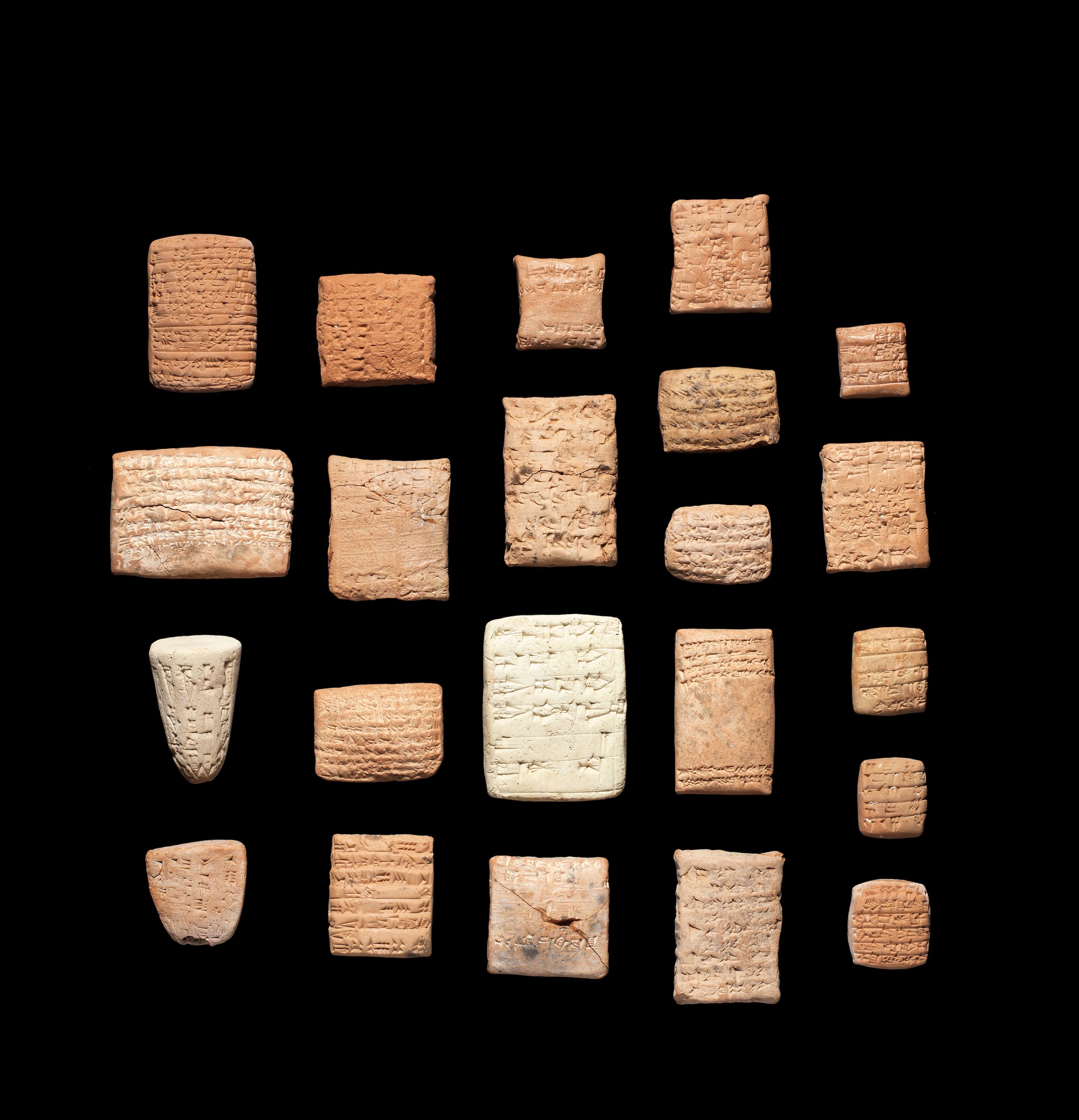 Bonhams : Twenty-two Mesopotamian cuneiform clay tablets and envelopes 22
