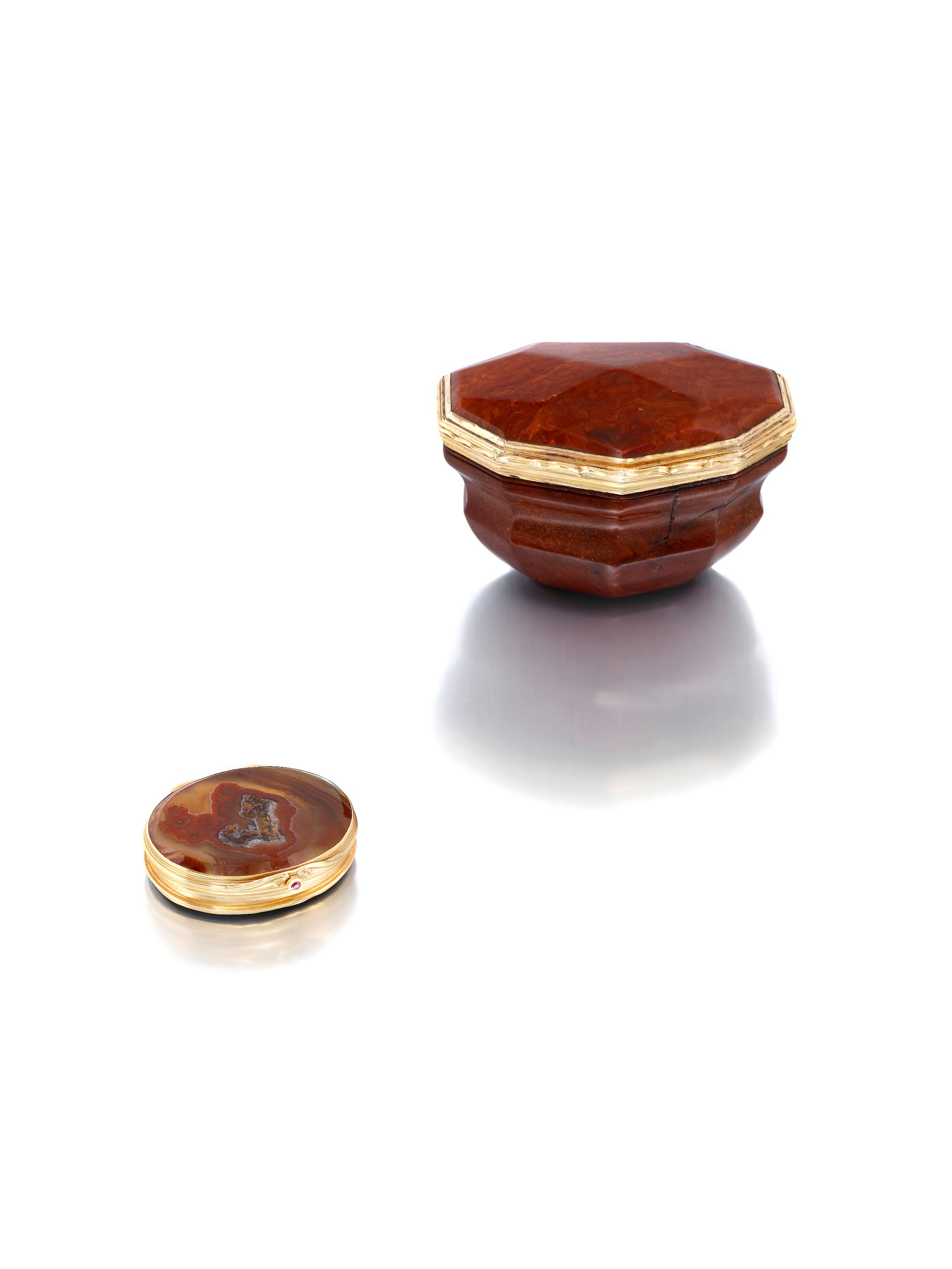 Bonhams : A 19th century agate, mocha stone and gold-mounted pill box