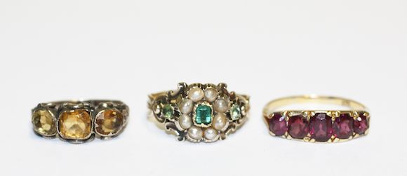 Bonhams : Three gem set rings,